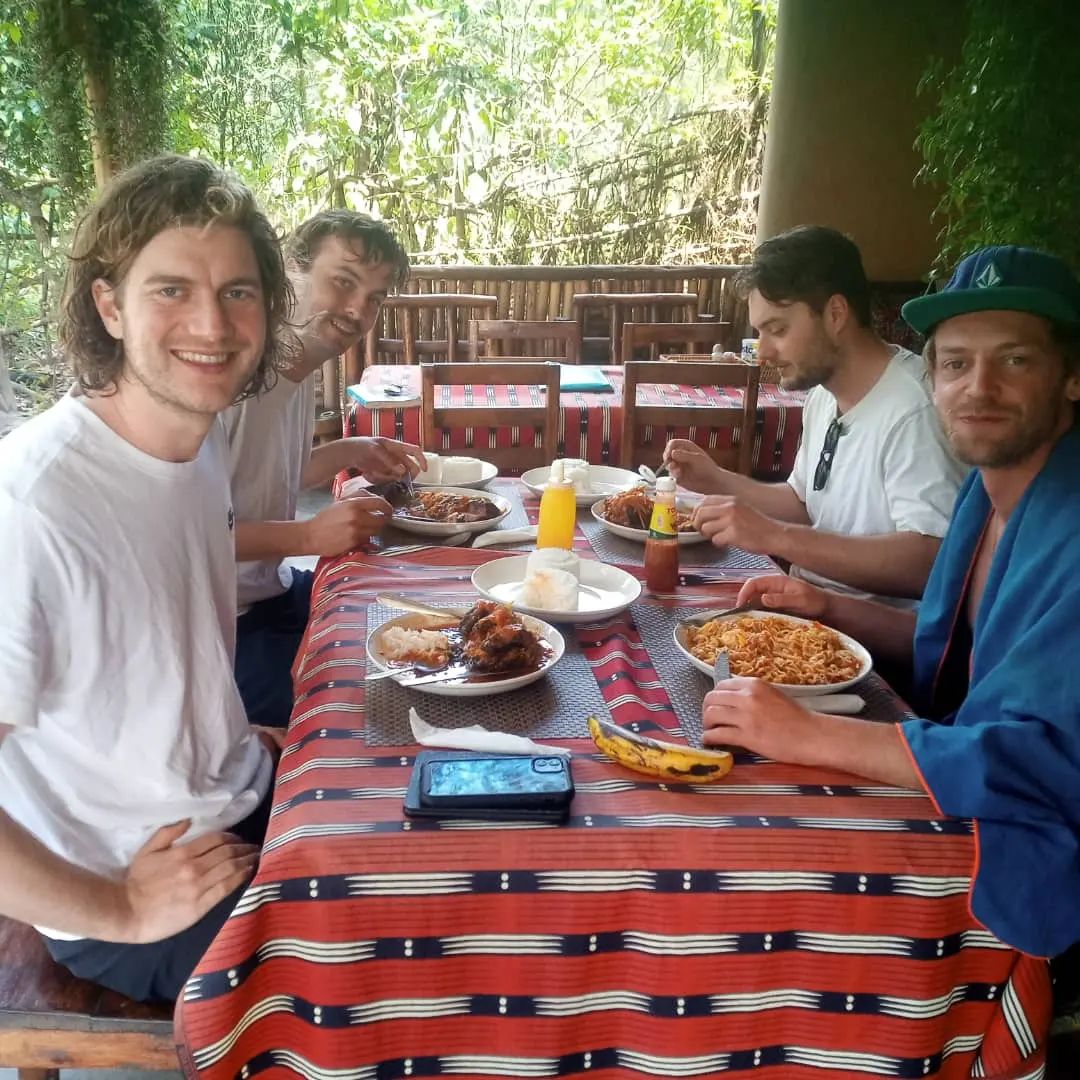 3hrs canoe trek - OM HOSTEL BUNYONYI